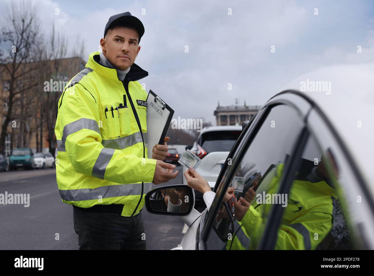 Woman giving bribe to police officer out of car window Stock Photo - Alamy