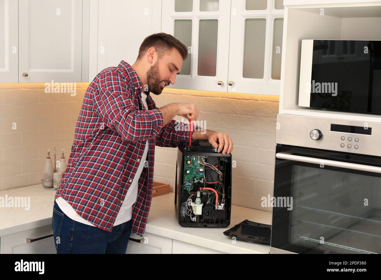 Man fixing coffee machine hi-res stock photography and images - Alamy