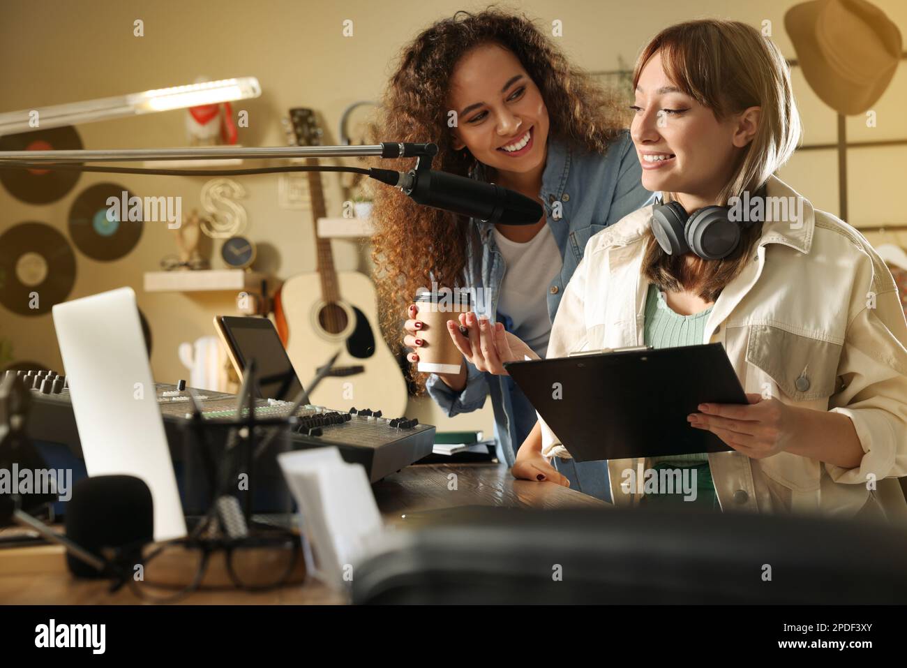 Women in radio communication hi-res stock photography and images - Alamy
