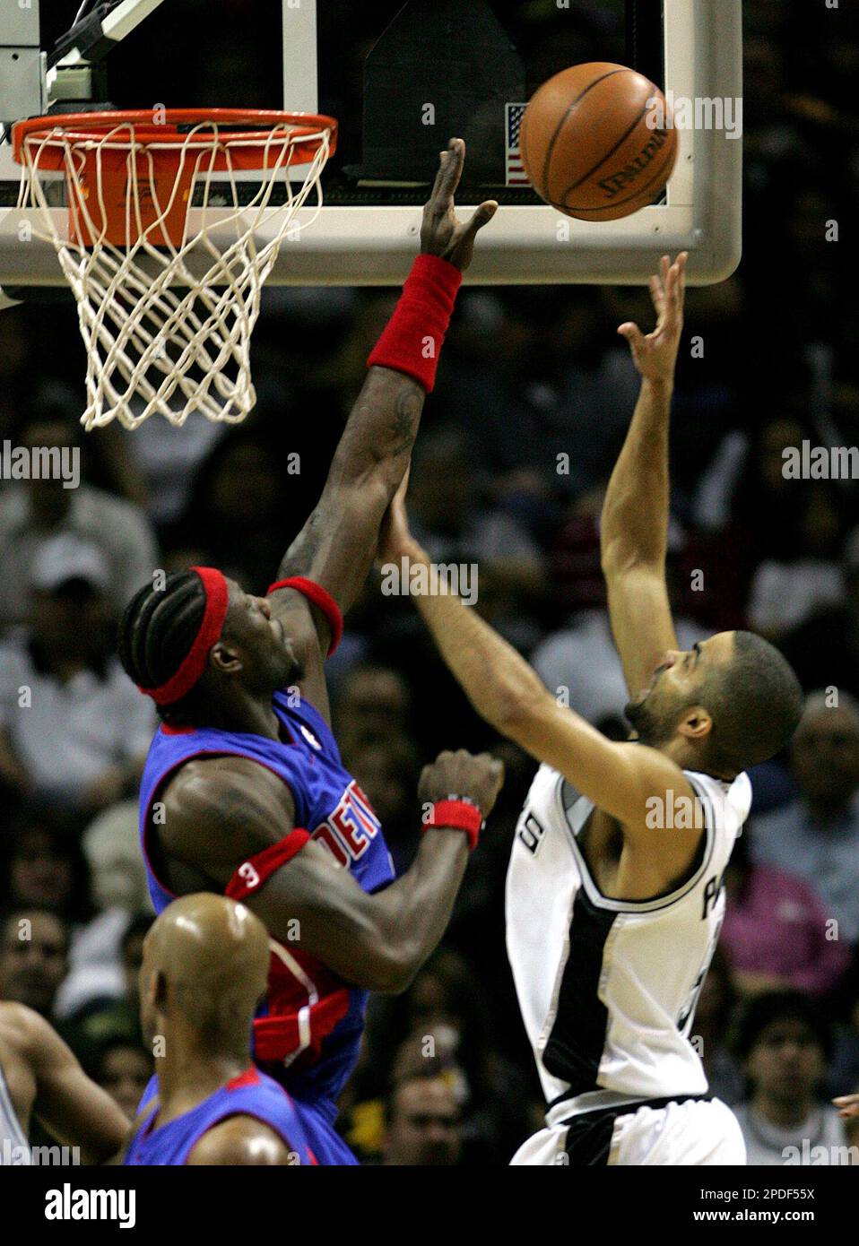 Detroit Pistons' Ben Wallace, left, tries to block a shot by San ...