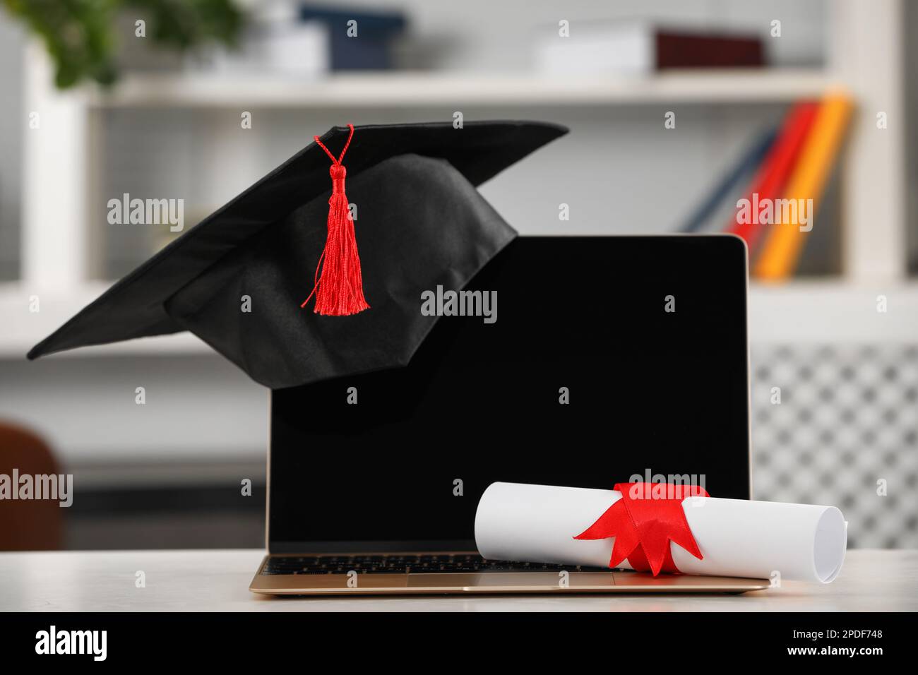 Graduation cap on screen laptop hi-res stock photography and images - Alamy