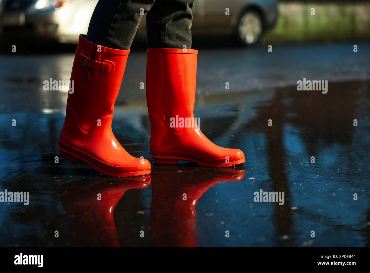Car splash woman puddle hi-res stock photography and images - Alamy