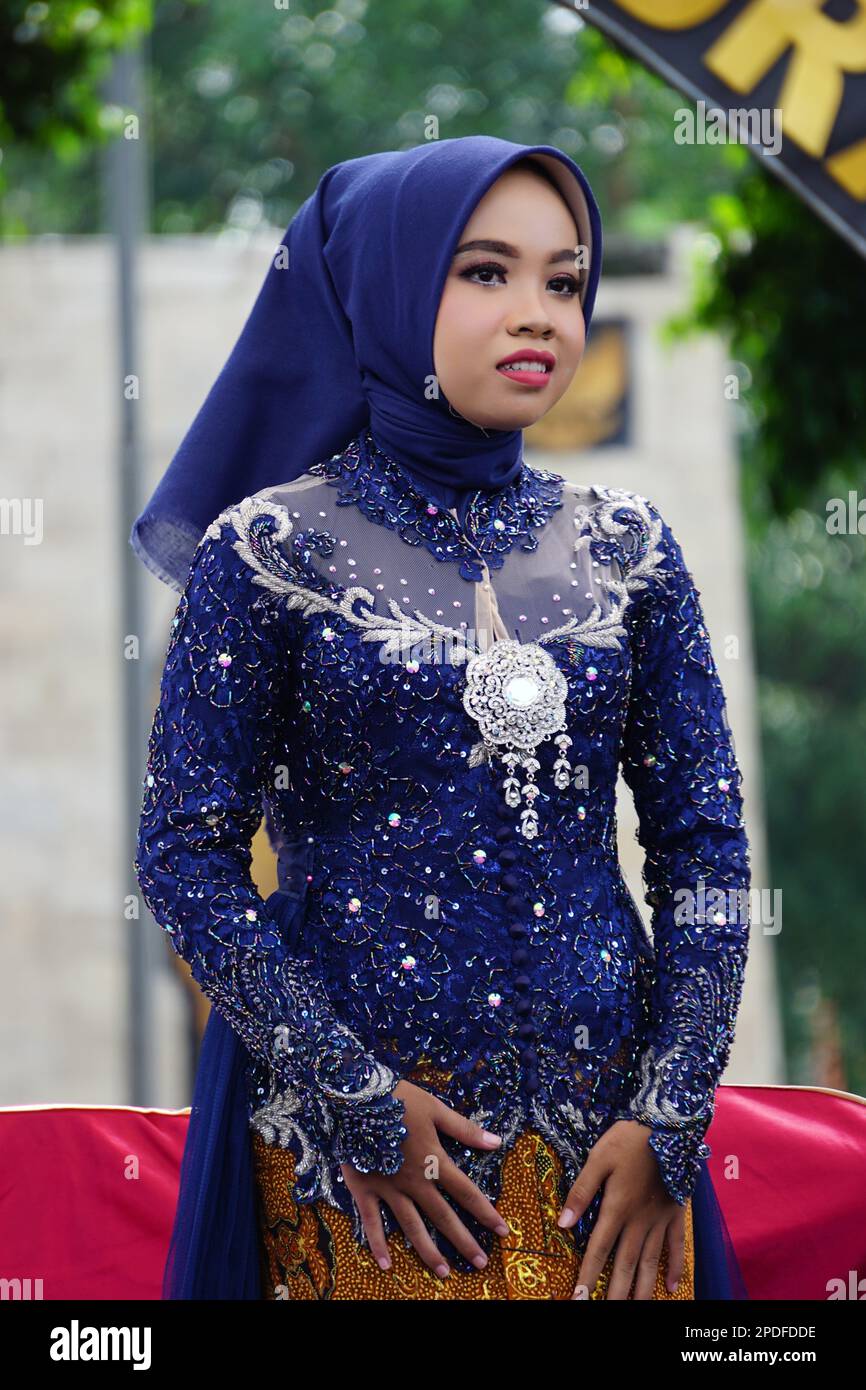 Indonesian with a Javanese wedding dress Stock Photo - Alamy