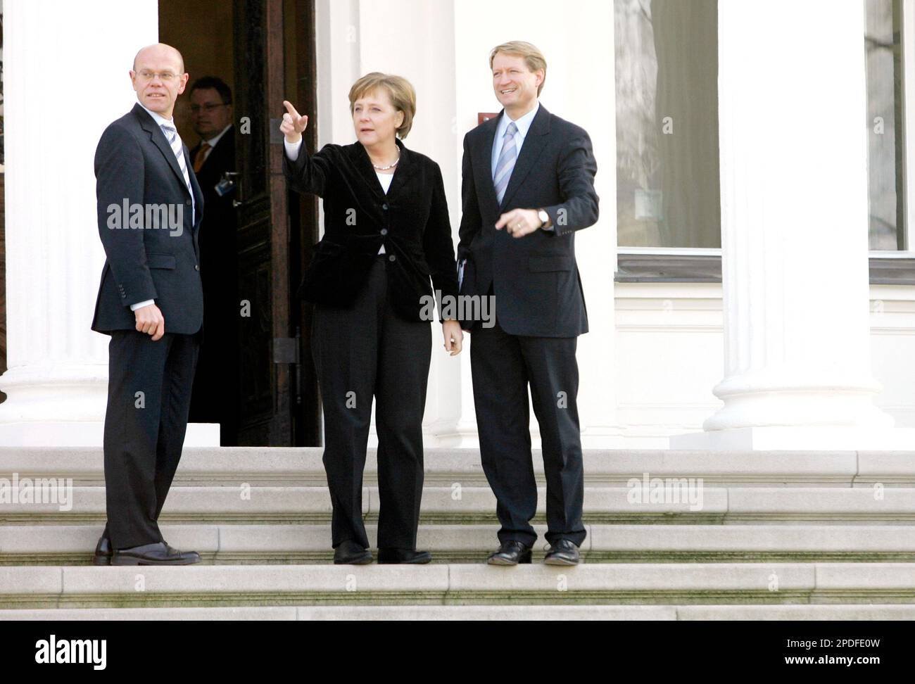 Bundeskanzlerin Angela Merkel, Mitte, betrachtet mit ihren ...