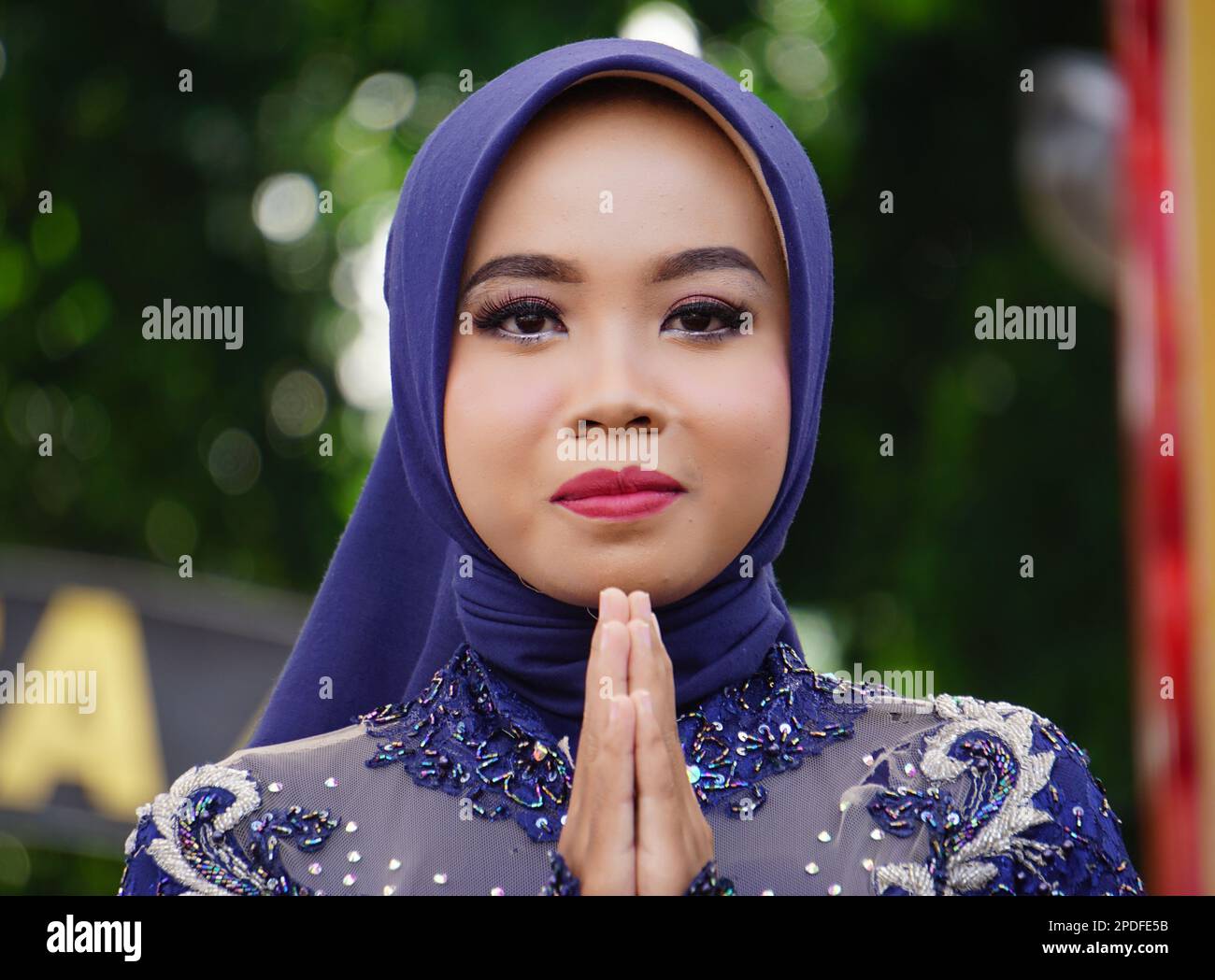 Indonesian with a Javanese wedding dress Stock Photo - Alamy