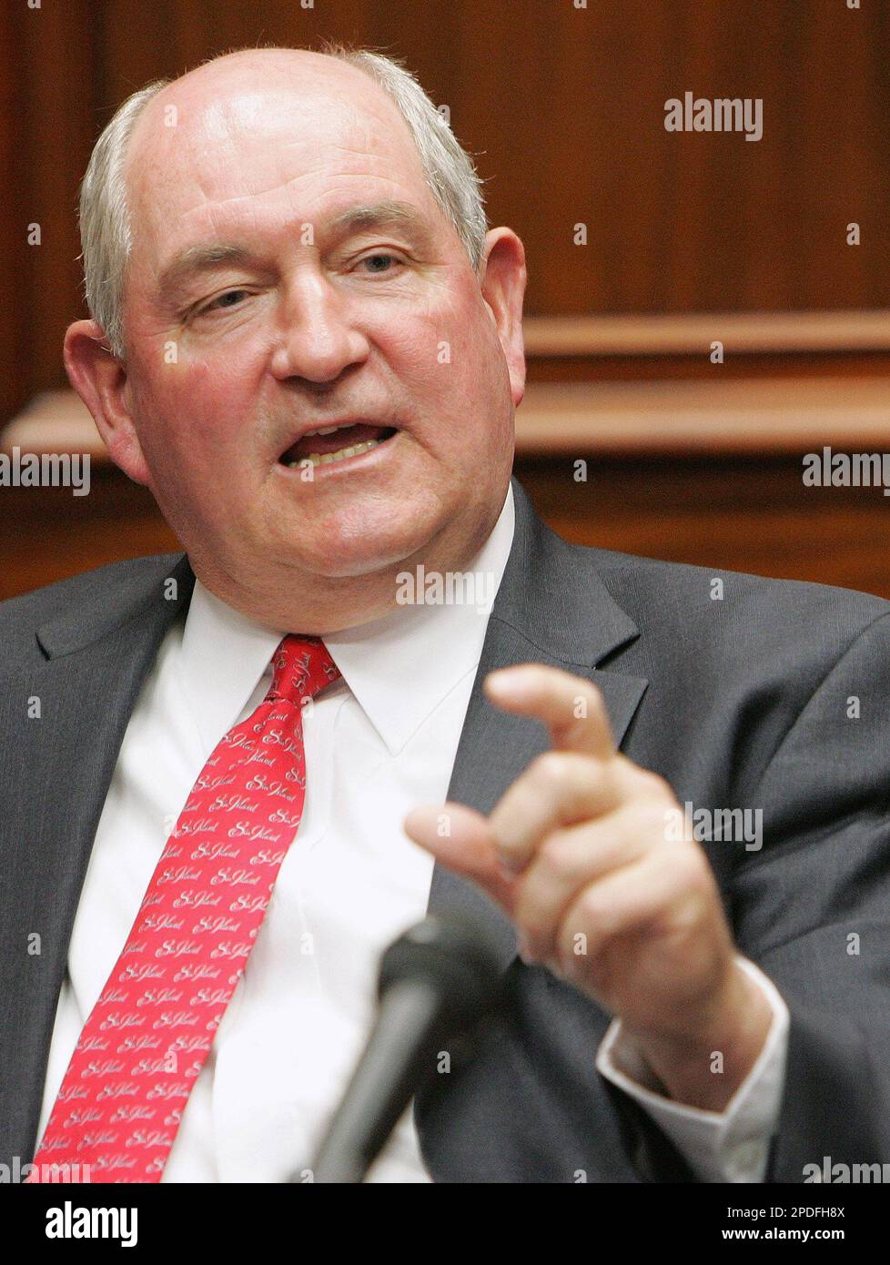 Gov. Sonny Perdue emphasizes his point during a meeting with members of ...