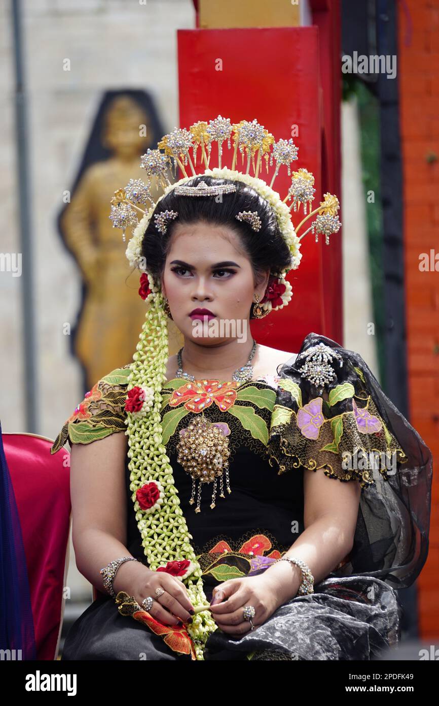 Indonesian with a javanese wedding dress Stock Photo - Alamy