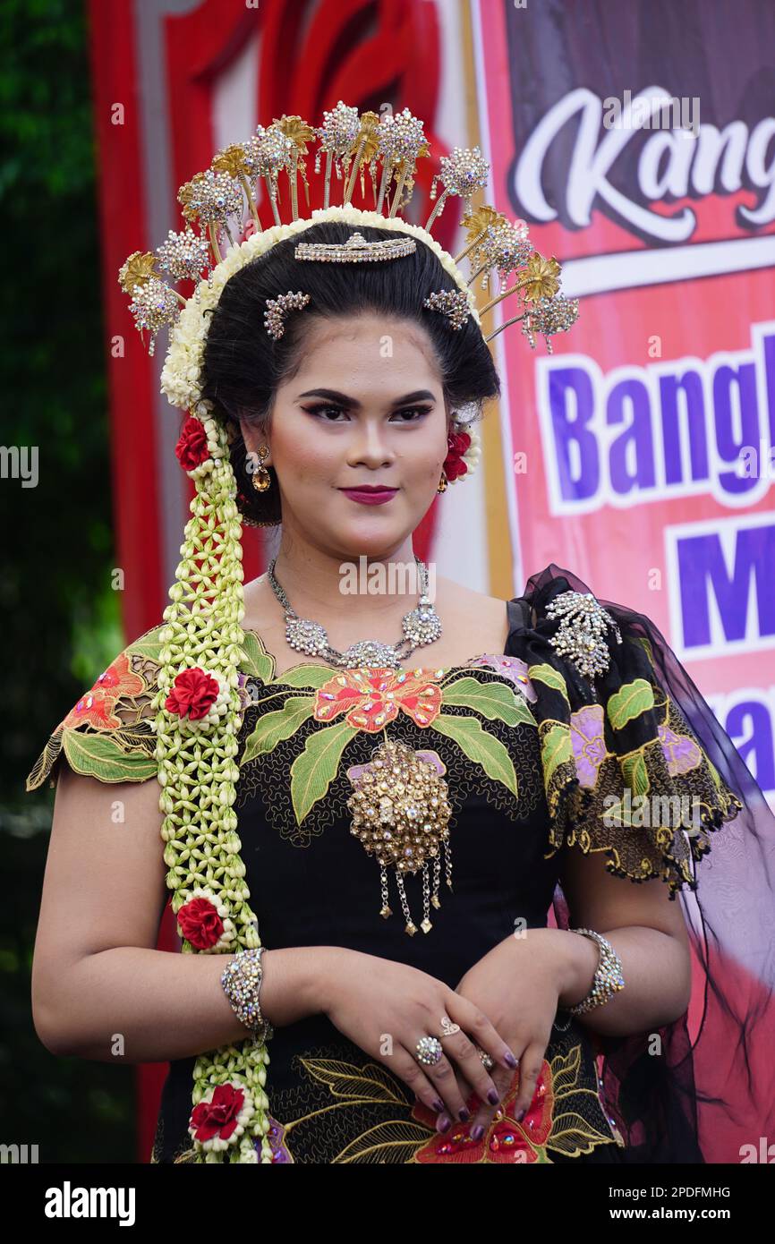 Indonesian with a javanese wedding dress Stock Photo - Alamy