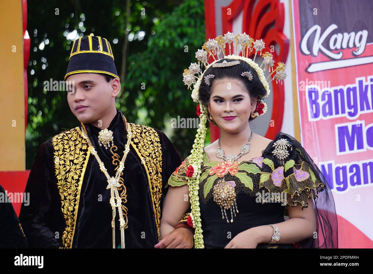 Indonesian with a javanese wedding dress Stock Photo - Alamy