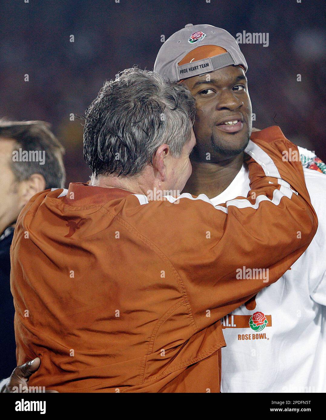 University of Texas head coach Mack Brown, left, hugs Longhorns ...