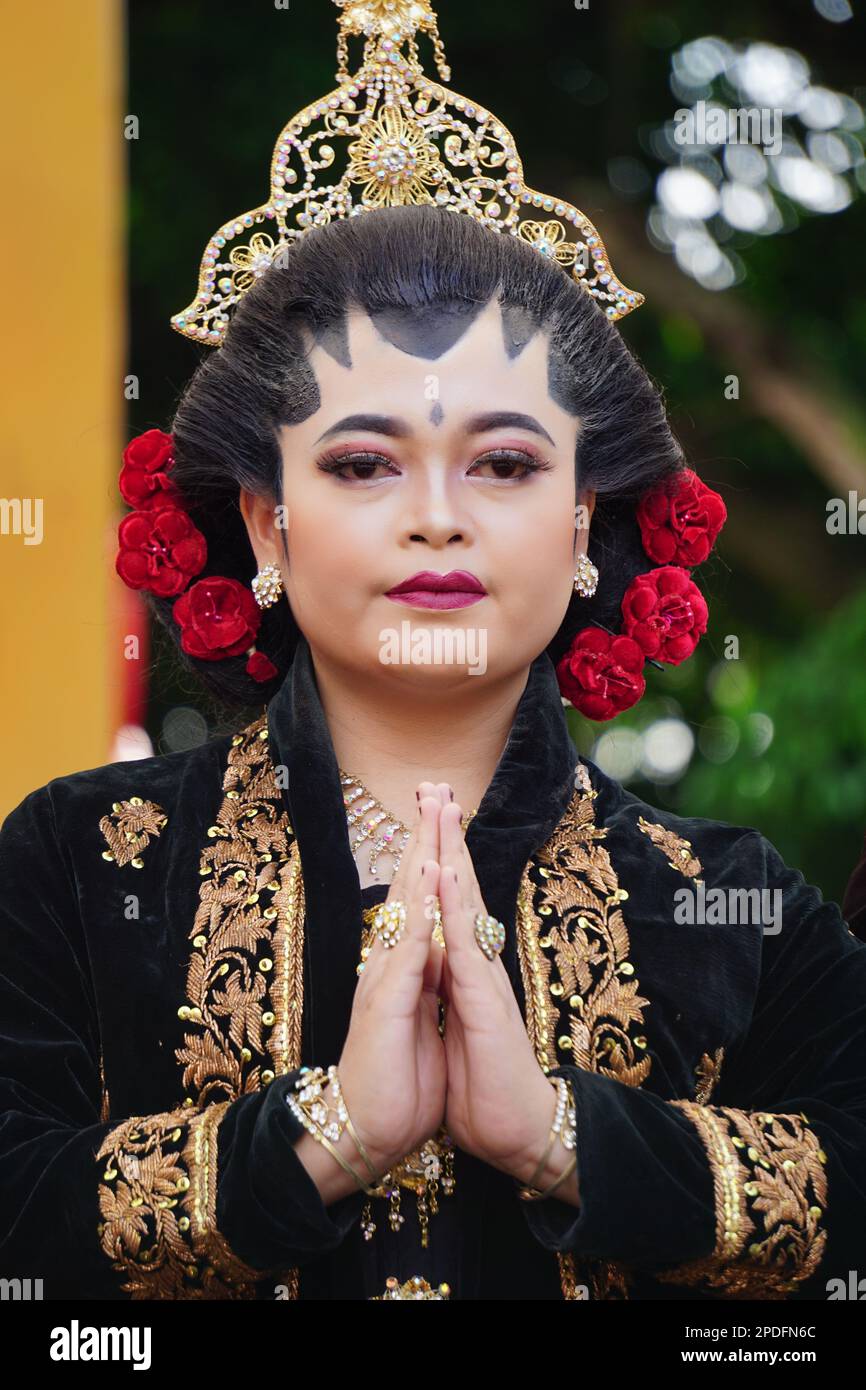 Indonesian with a javanese wedding dress Stock Photo - Alamy