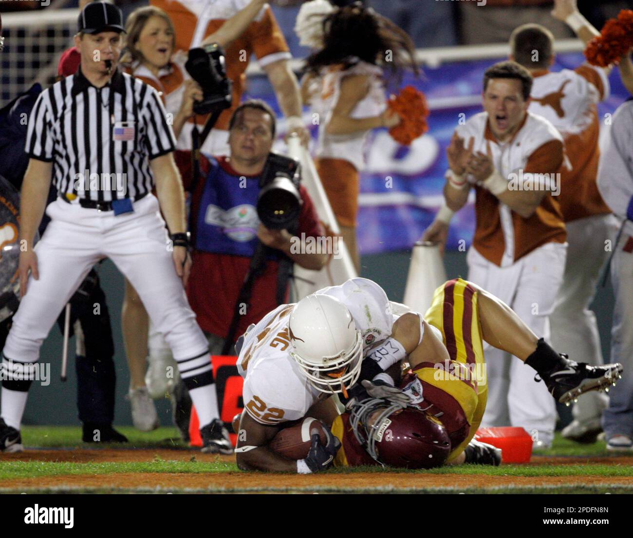 University of Texas' Selvin Young (22) scores a second-quarter ...