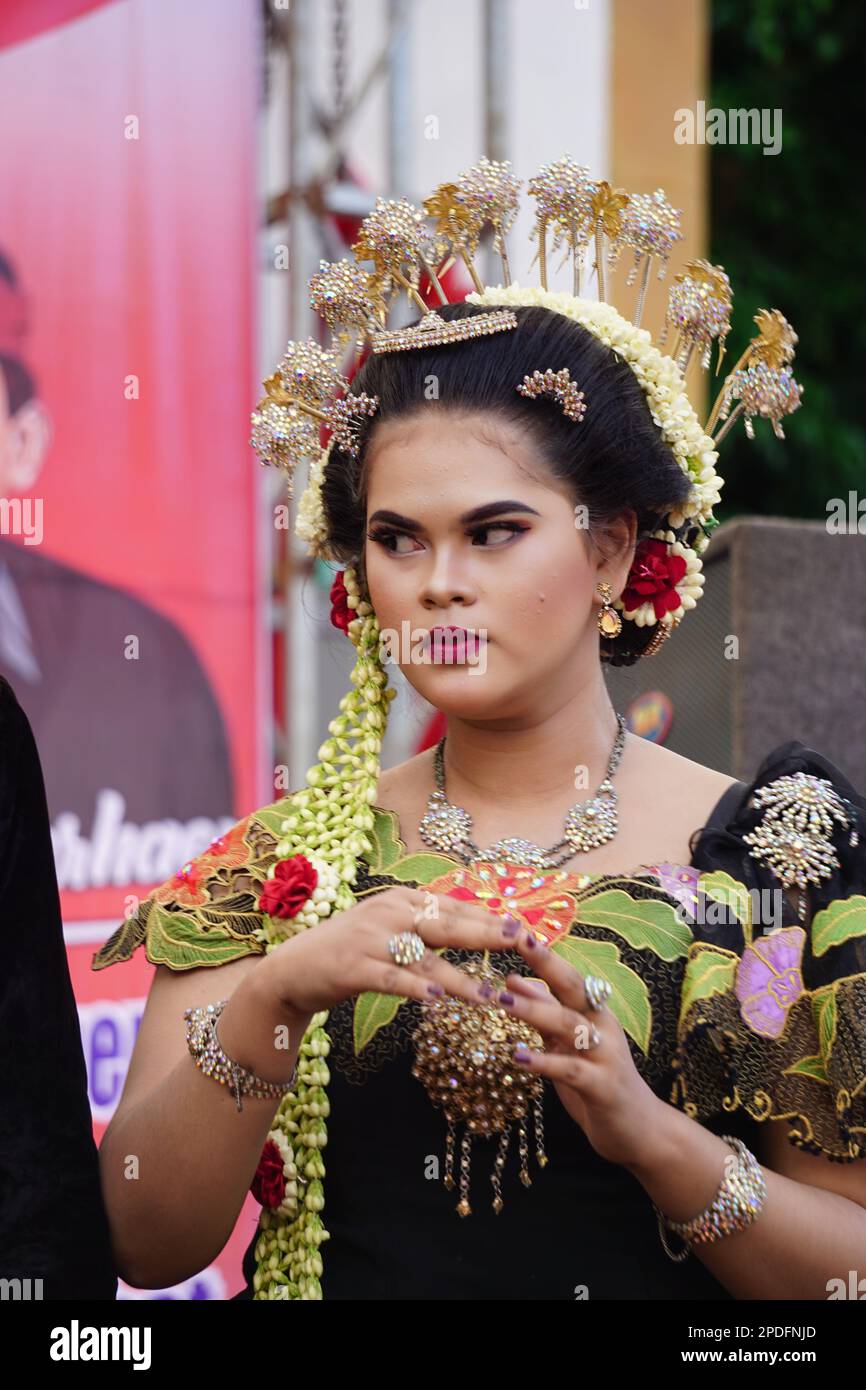 Indonesian with a javanese wedding dress Stock Photo - Alamy