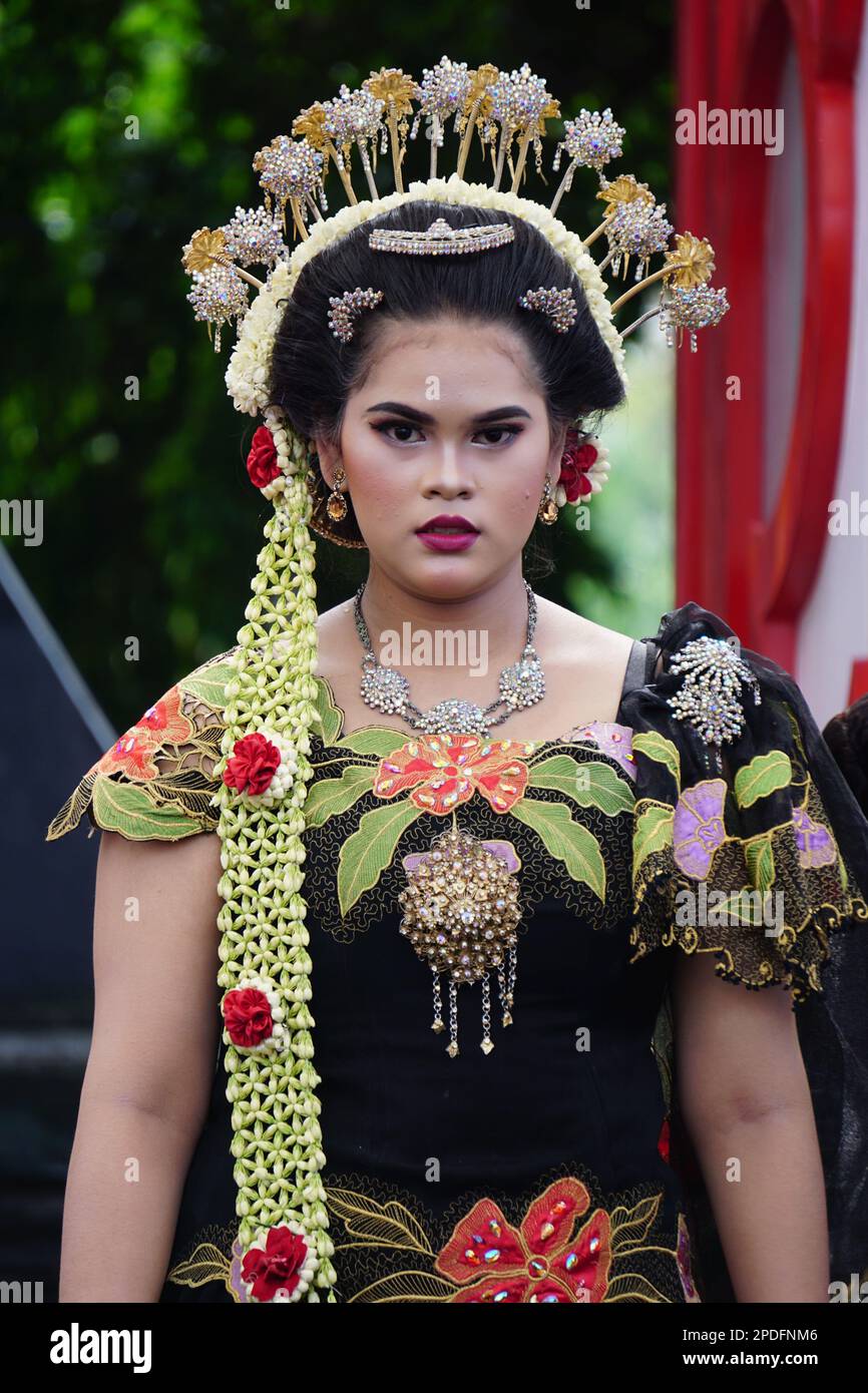 Indonesian with a javanese wedding dress Stock Photo - Alamy