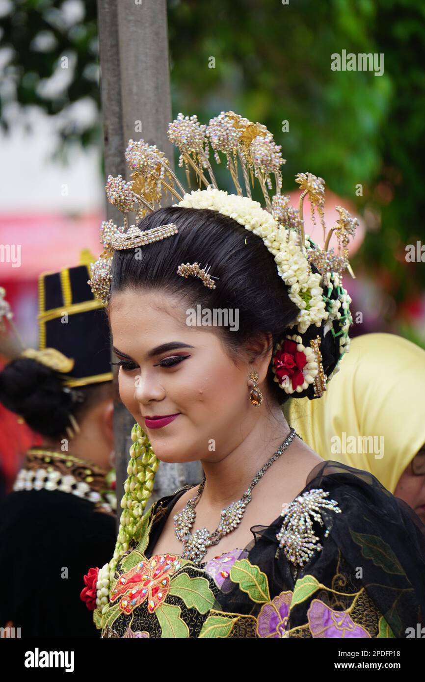 Indonesian with a javanese wedding dress Stock Photo - Alamy