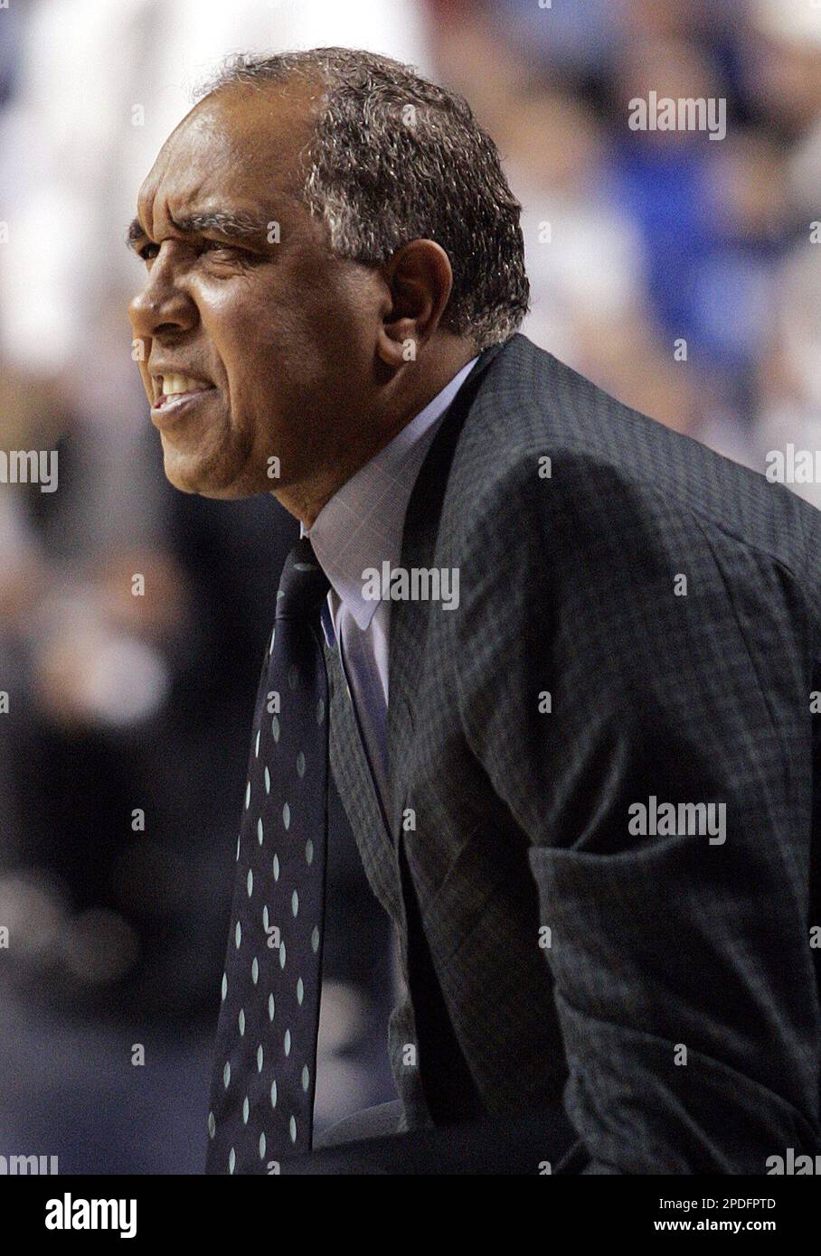 Kentucky head coach Tubby Smith shows concern during his basketball ...
