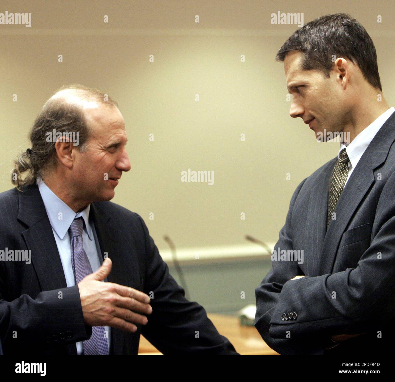 Mark Sisti, left, attorney for Eric Windhurst, talks with prosecutor ...