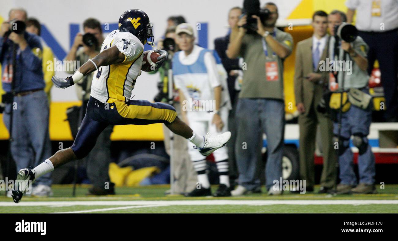West Virginia running back Steve Slaton (10) strides into the end zone ...
