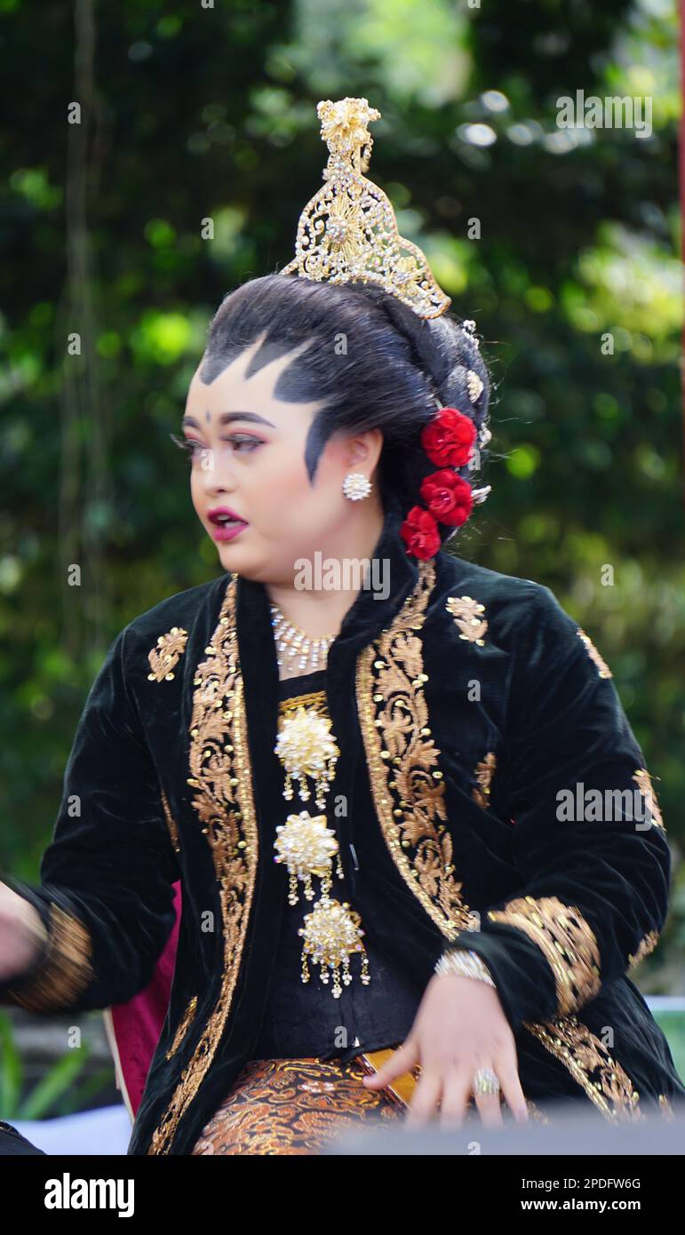 Indonesian with a javanese wedding dress Stock Photo - Alamy