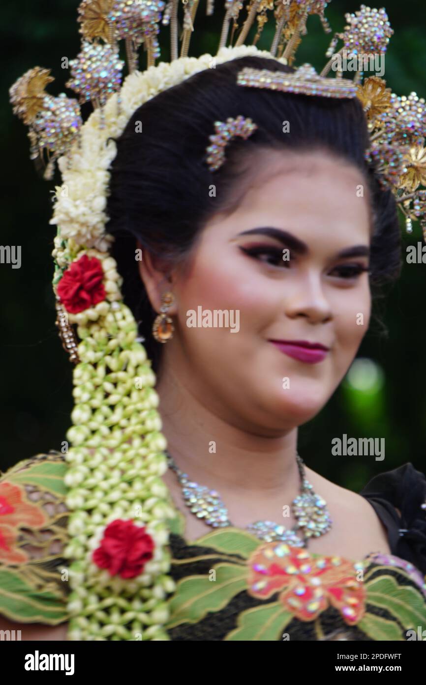 Indonesian with a javanese wedding dress Stock Photo - Alamy
