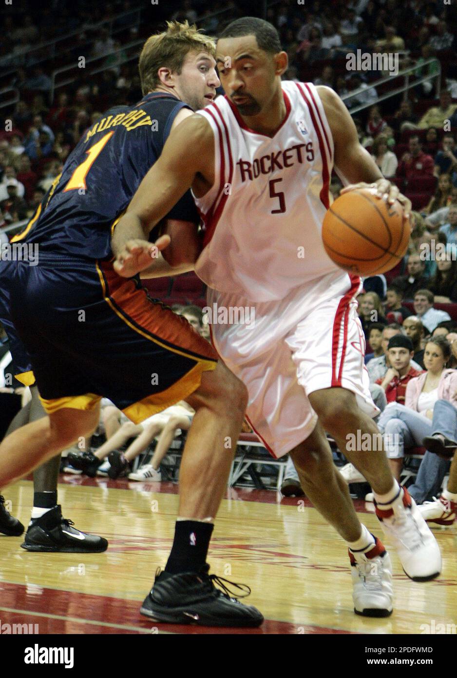 Houston Rockets forward Juwan Howard (5) drives around Golden State ...
