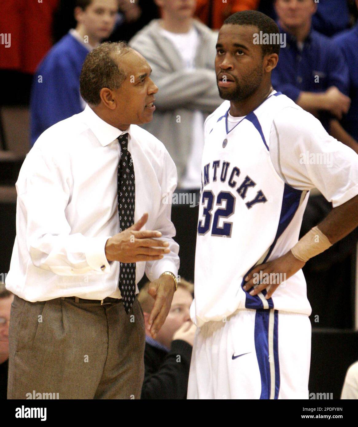 Kentucky head coach Tubby Smith, left, talks with guard Joe Crawford ...