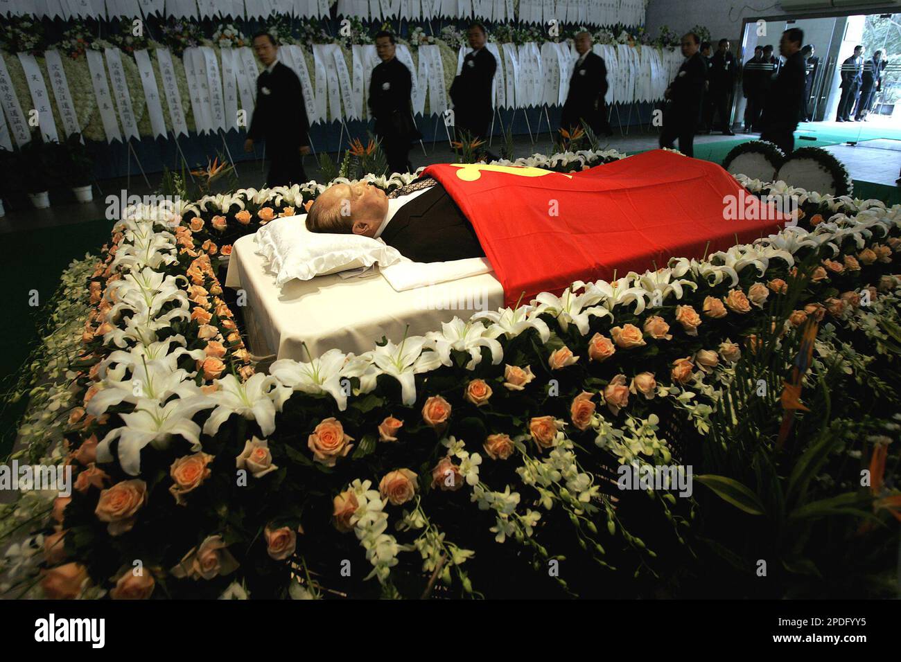 Mourners walk around the body of late Taiwan envoy Wang Daohan Friday ...
