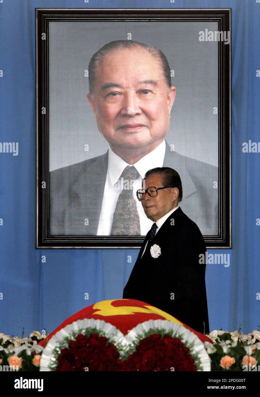 Former President of People's Republic of China Jiang Zemin pays respect ...