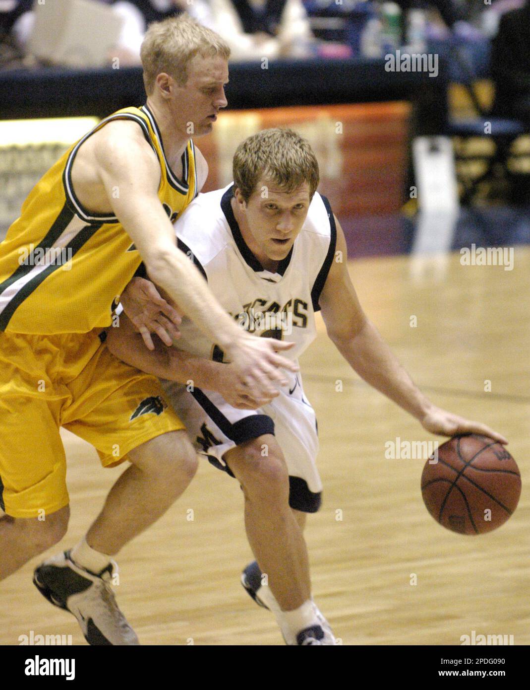 North Dakota State's Mike Nelson guards Montana State's Nick Dissly ...