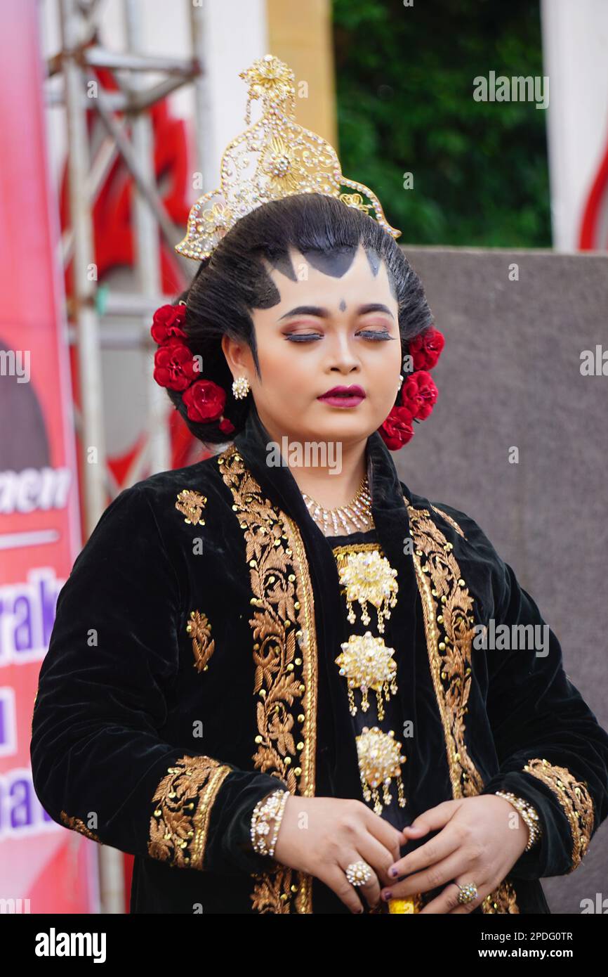 Indonesian with a javanese wedding dress Stock Photo - Alamy