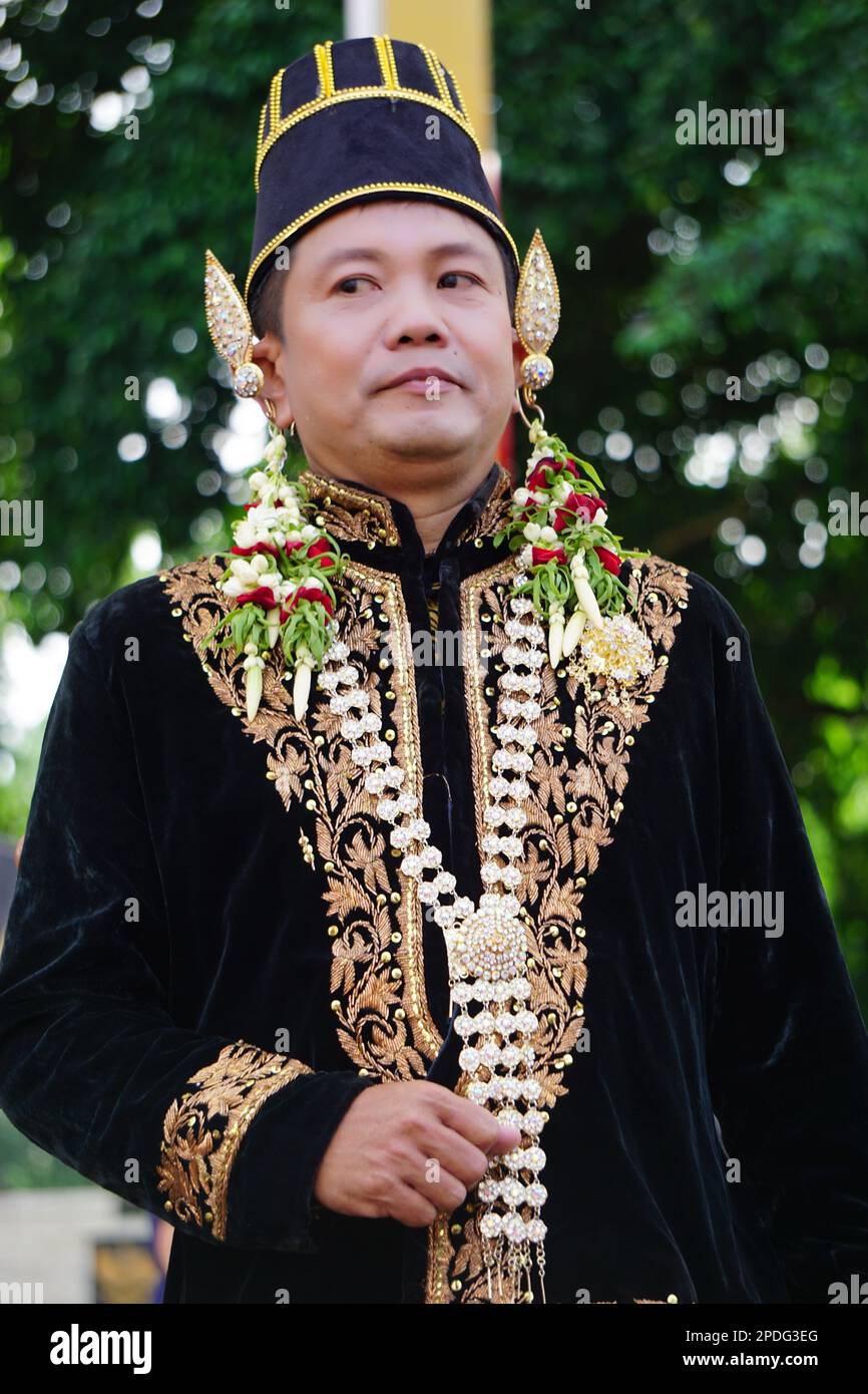 Indonesian with a javanese wedding dress Stock Photo - Alamy