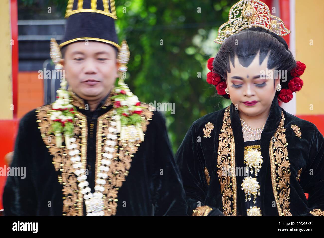 Indonesian with a javanese wedding dress Stock Photo - Alamy