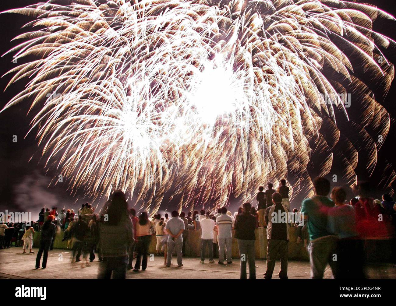 Filipinos view pyrotechnique displays from Australia during the opening ...