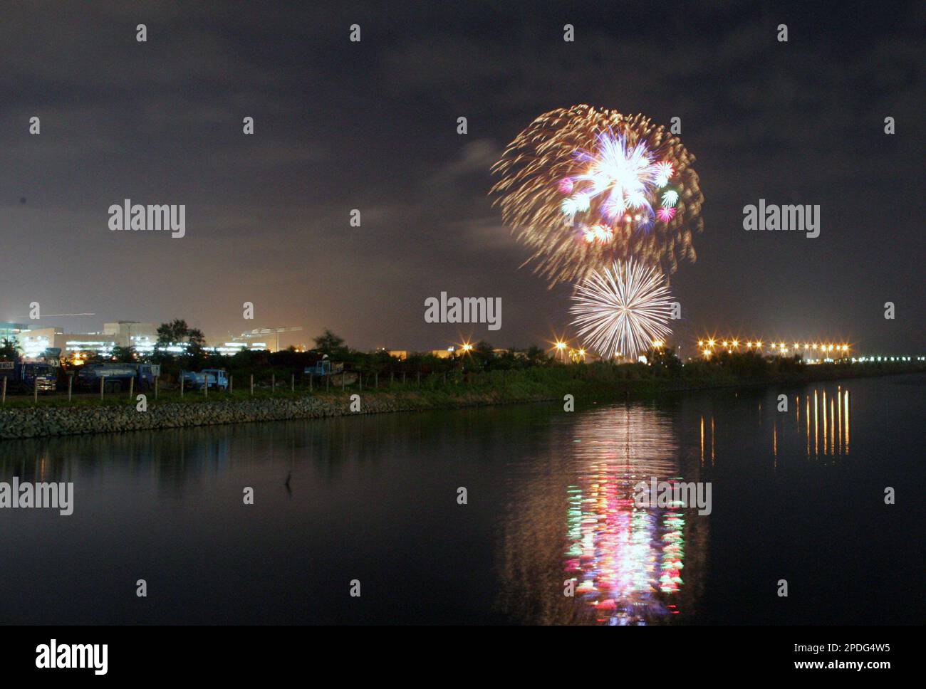 Fireworks from China light up the sky at the scenic Manila Bay at the ...