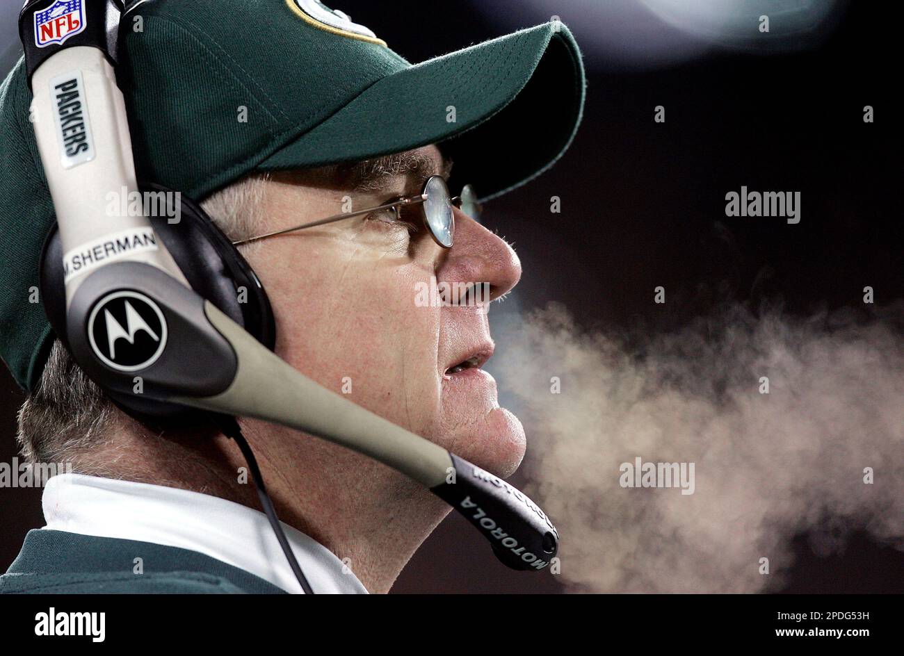 Green bay Packers coach Mike Sherman watches the final minutes of their ...