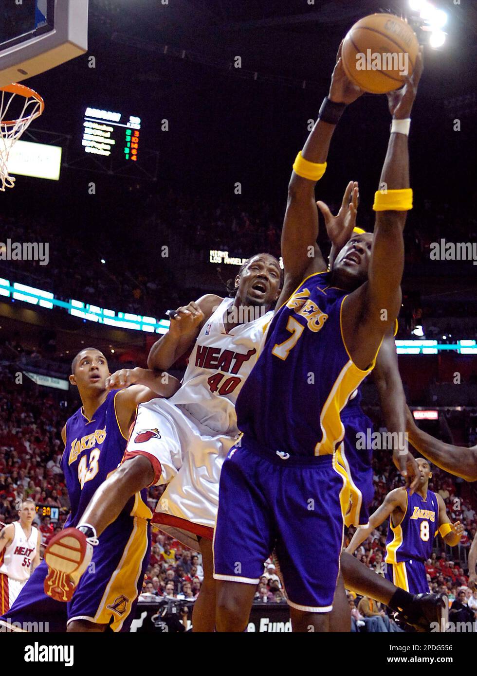 Los Angeles Lakers' Lamar Odom (7) catches a rebound as Miami Heat's ...