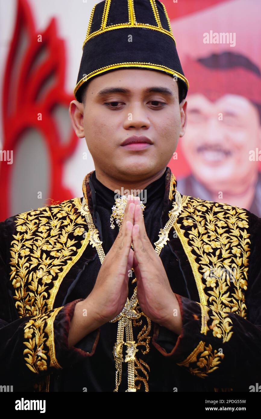 Indonesian with a javanese wedding dress Stock Photo - Alamy