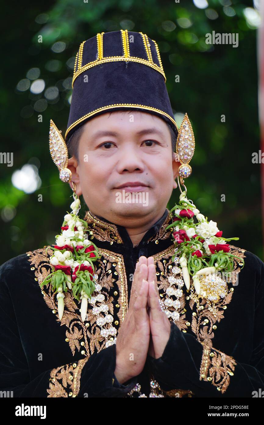 Indonesian with a javanese wedding dress Stock Photo - Alamy