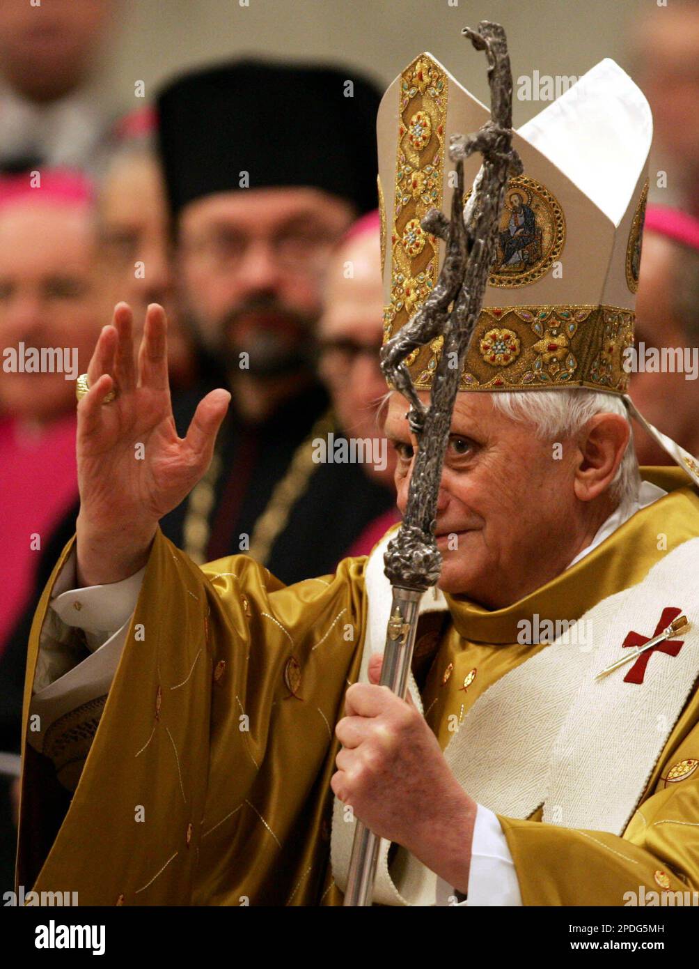 ** RECROP ** Pope Benedict XVI celebrates Midnight Mass in St. Peter's ...