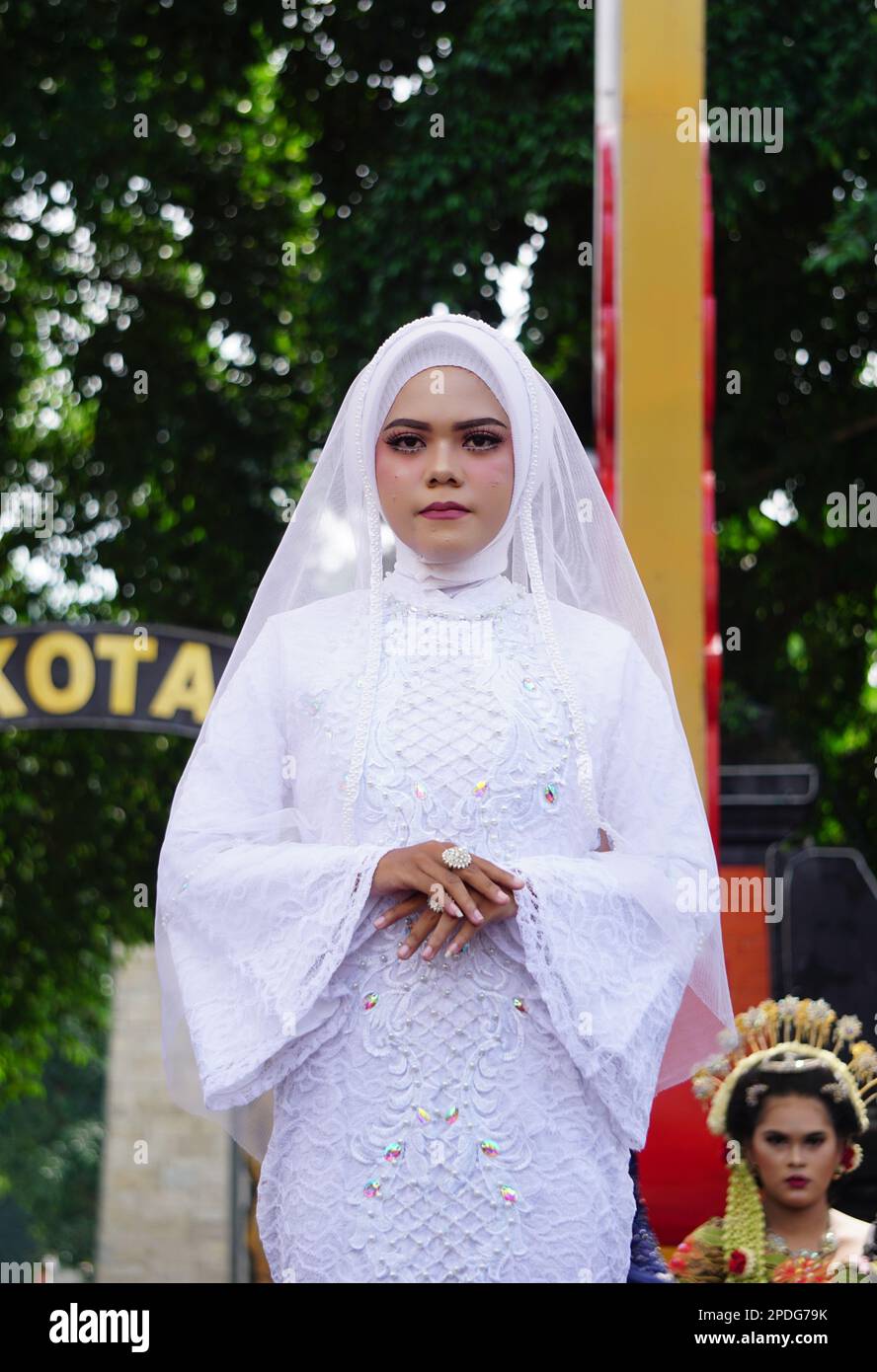 Indonesian with a Javanese wedding dress Stock Photo - Alamy