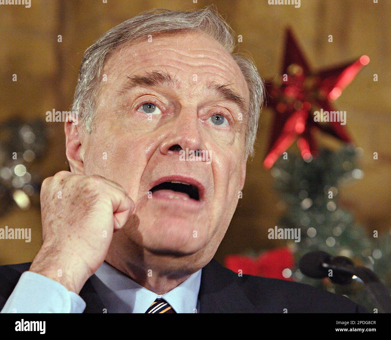 Canada's Prime Minister Paul Martin speaks to supporters in Gatineau ...