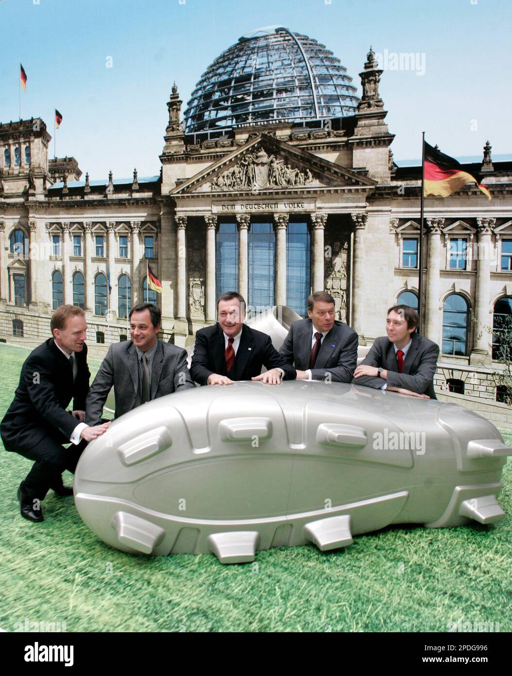 Mike de Vries, links, Geschaeftsfuehrer der FC Deutschland GmbH ...