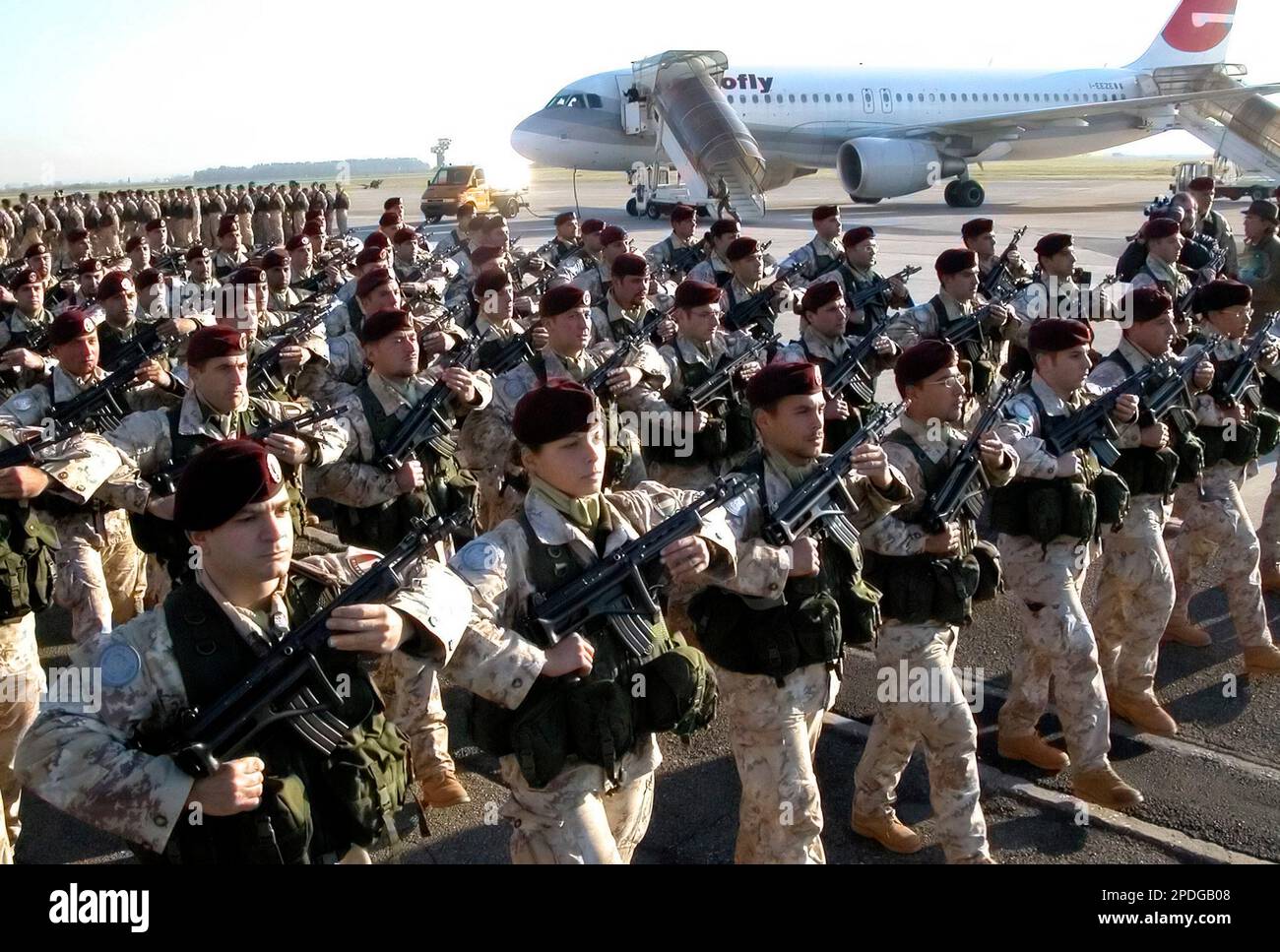 Italian paratroopers of the Folgore Brigade arrive at Pisa military ...