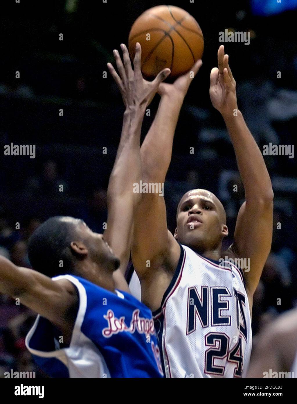 New Jersey Nets' Richard Jefferson (24) shoots over Los Angeles ...