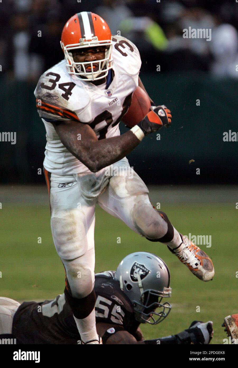 Cleveland Browns running back Reuben Droughns (34) runs past Oakland ...