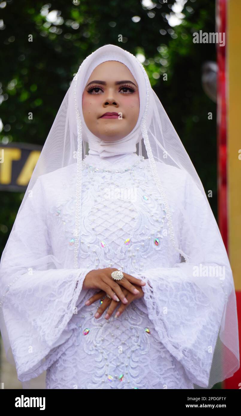 Indonesian with a Javanese wedding dress Stock Photo - Alamy
