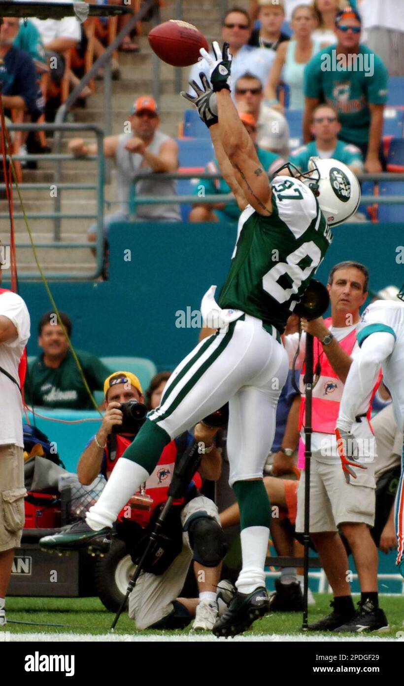New York Jets Laveranues Coles (87) catches a touchdown pass from Jets ...