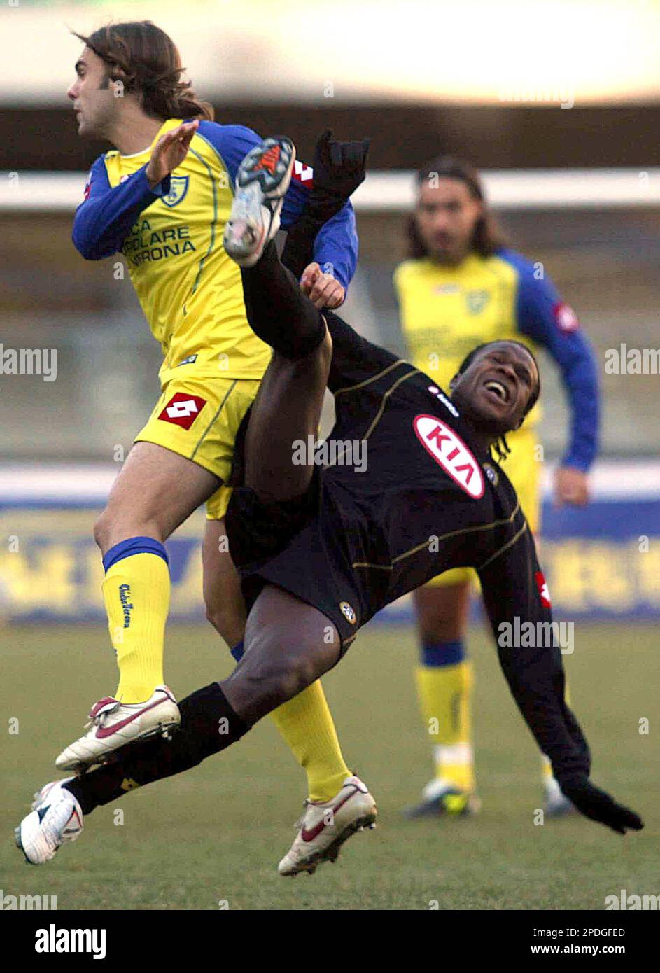 Udinese midfielder Cristian Obodo, right, of Nigeria, challenges Chievo ...