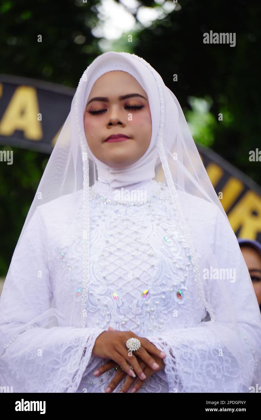 Indonesian with a Javanese wedding dress Stock Photo - Alamy