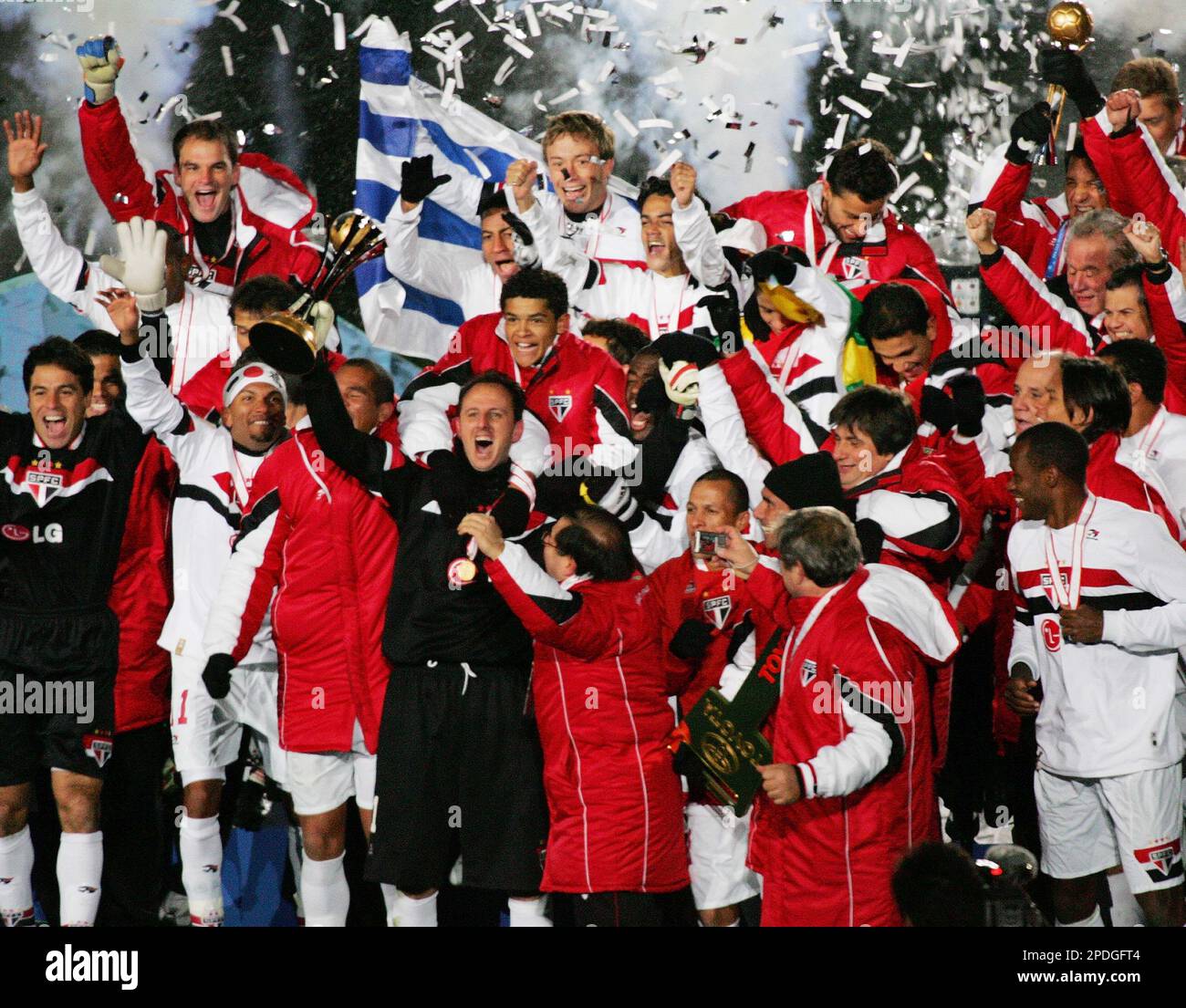 Sao Paulo FC goalkeeper Rogerio Ceni, center, holding the Toyota Cup ...